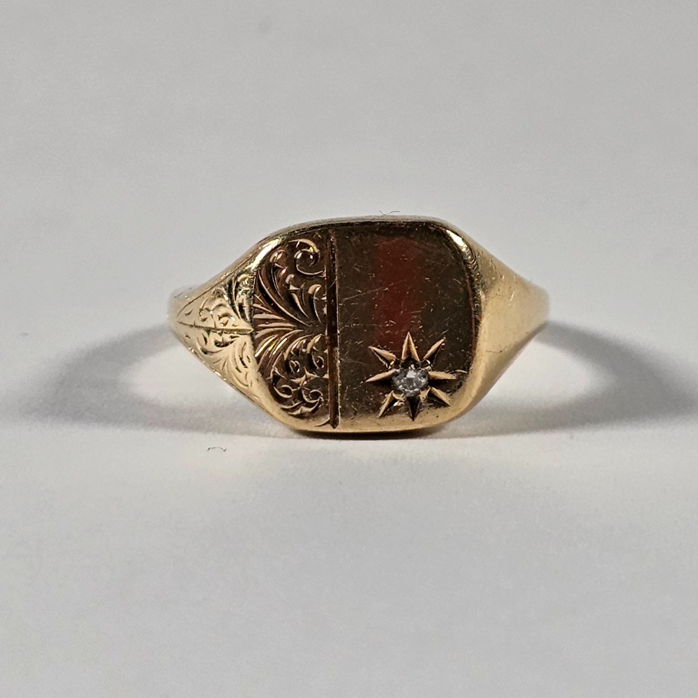 Pre-owned 9ct Gold Sparkly Diamond Square Signet Ring Size R1/2 - Own4Less